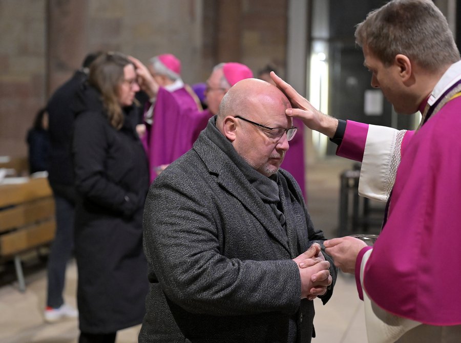 Das Aschekreuz als Zeichen der Umkehrbereitschaft | Dom zu Speyer
